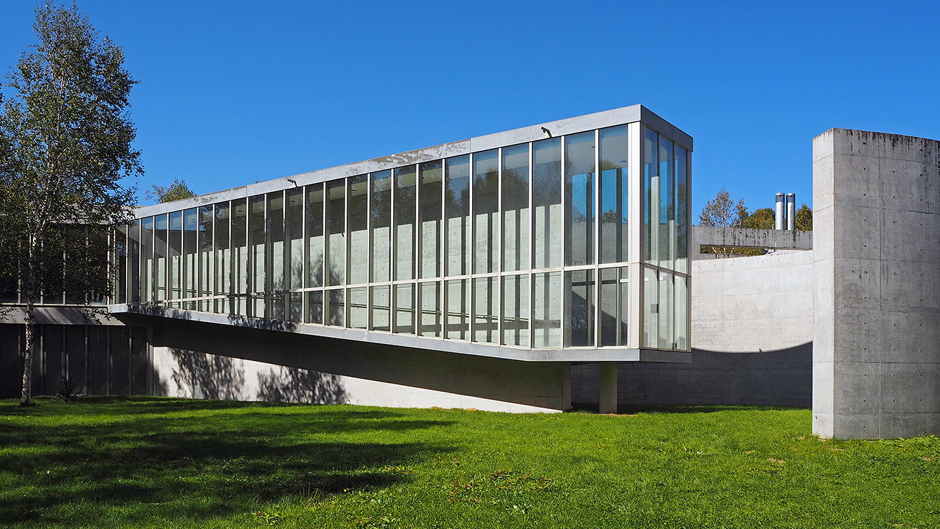 白樺に囲まれた文化活動の拠点「小海町高原美術館」 | PANDA Chronicle