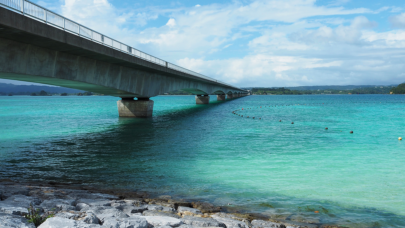 古宇利大橋のたもとで海水浴を楽しむ「古宇利ビーチ」 | PANDA Chronicle